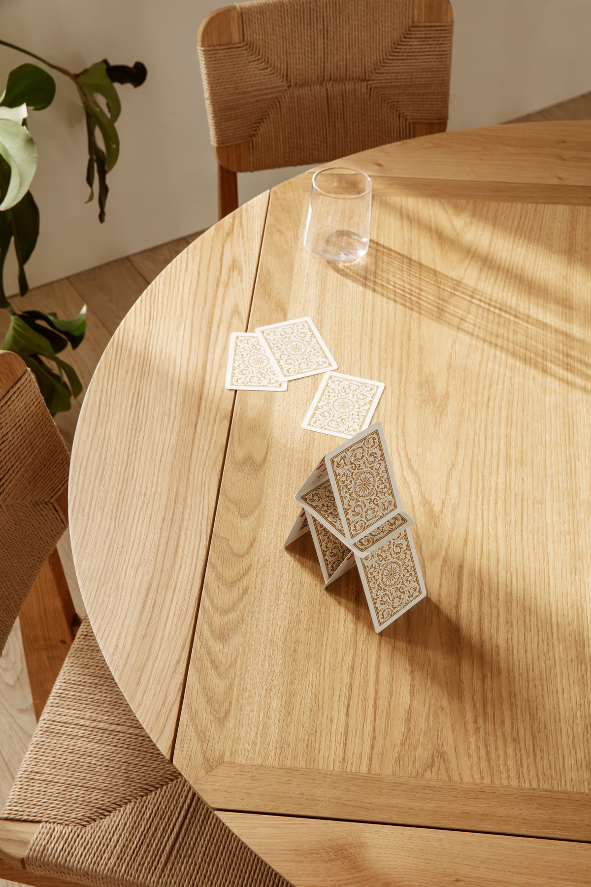 B-Table Spisebord Eg 85x85/Ø116 | Gubi | Tibergs Møbler